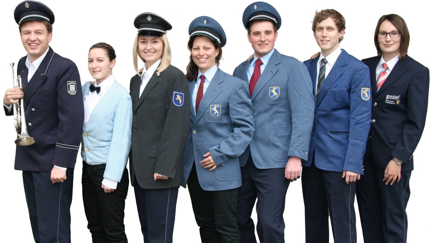 Anschaffung neuer Uniformen - Viele schaffen mehr