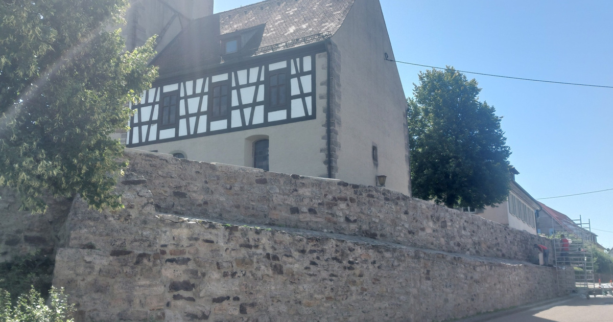 Sanierung der Kirchenmauer an der Kirche Waldtann - Viele schaffen mehr