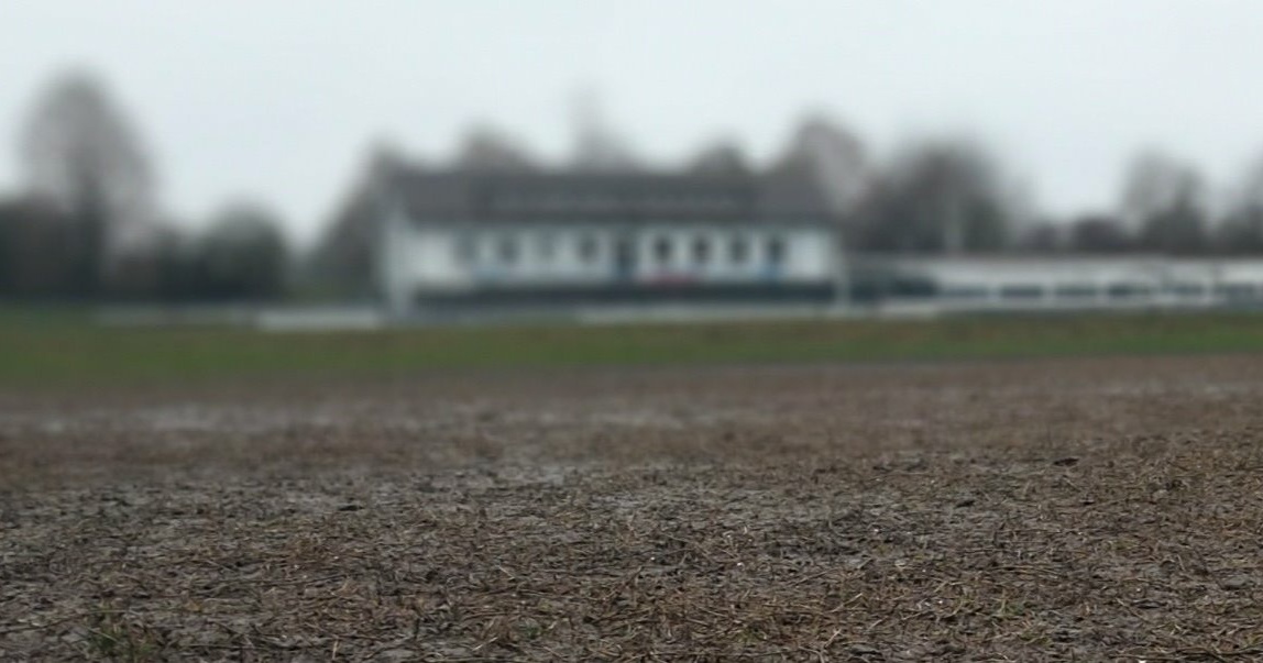 "RAUS AUS DEM DRECK!" - Bau Kunstrasenspielfeld - Viele schaffen mehr