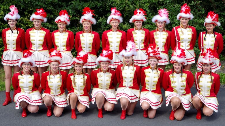 Neue Tanzuniformen für die Funkenmariechen Valbert - Viele schaffen mehr