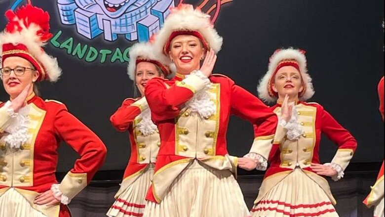 Neue Tanzuniformen für die Funkenmariechen Valbert - Viele schaffen mehr